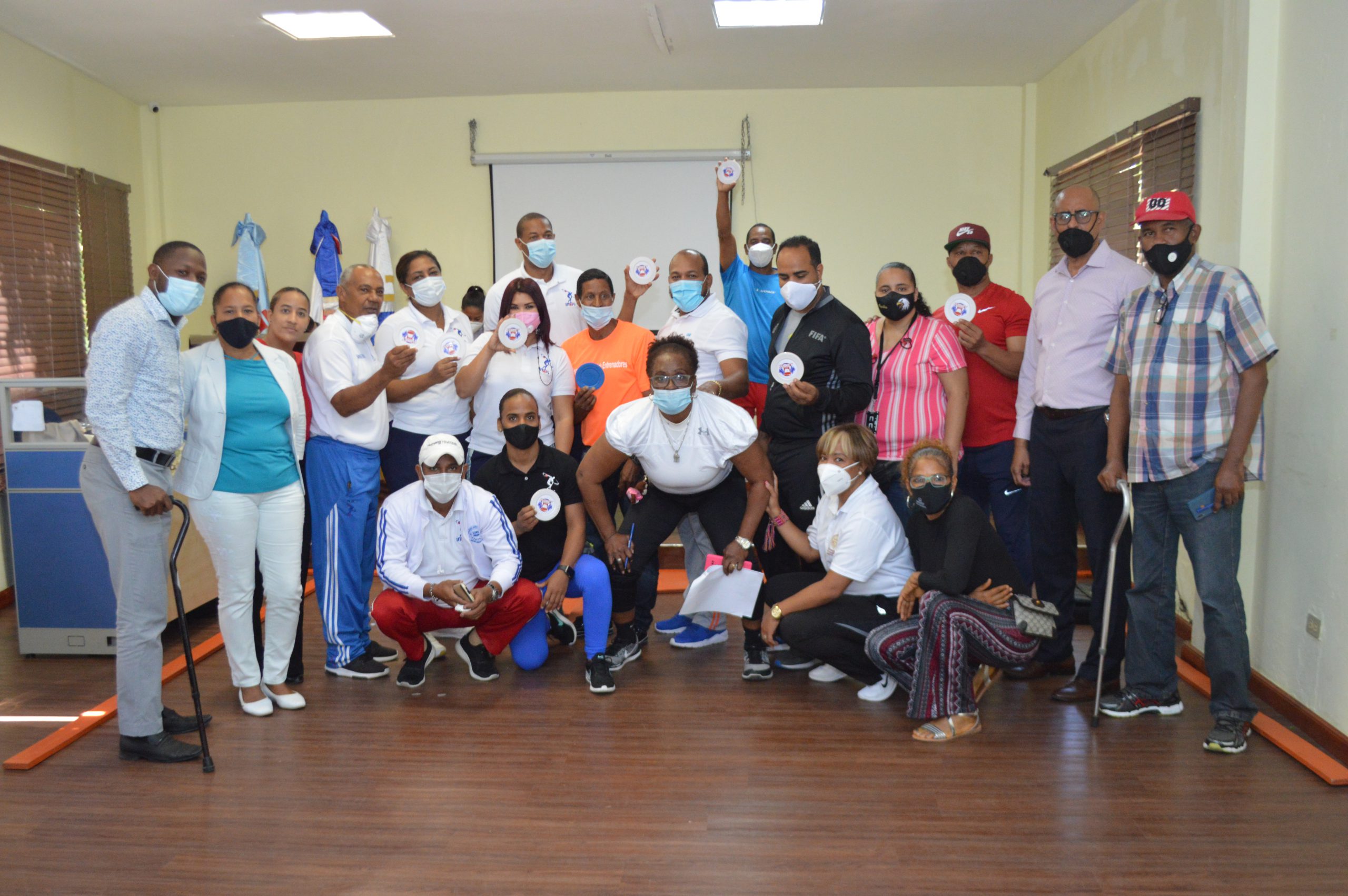 Grupo de técnicos que fueron orientados en conocimientos de fubkey ...